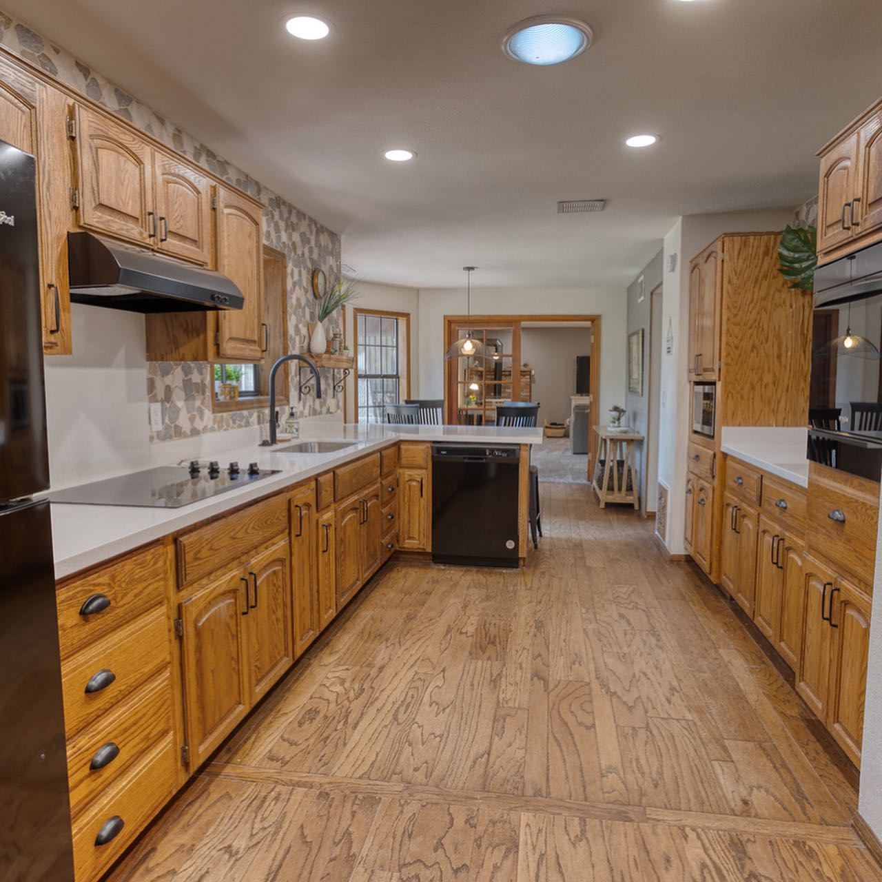 20 Fabulous Honey Oak Kitchen Cabinet Designs to Elevate Your Space 2025