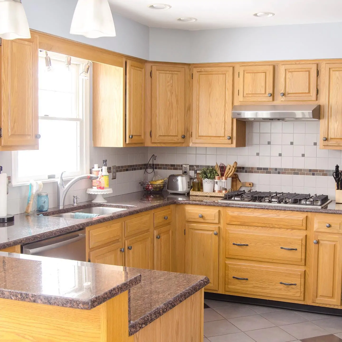 20 Fabulous Honey Oak Kitchen Cabinet Designs to Elevate Your Space 2025