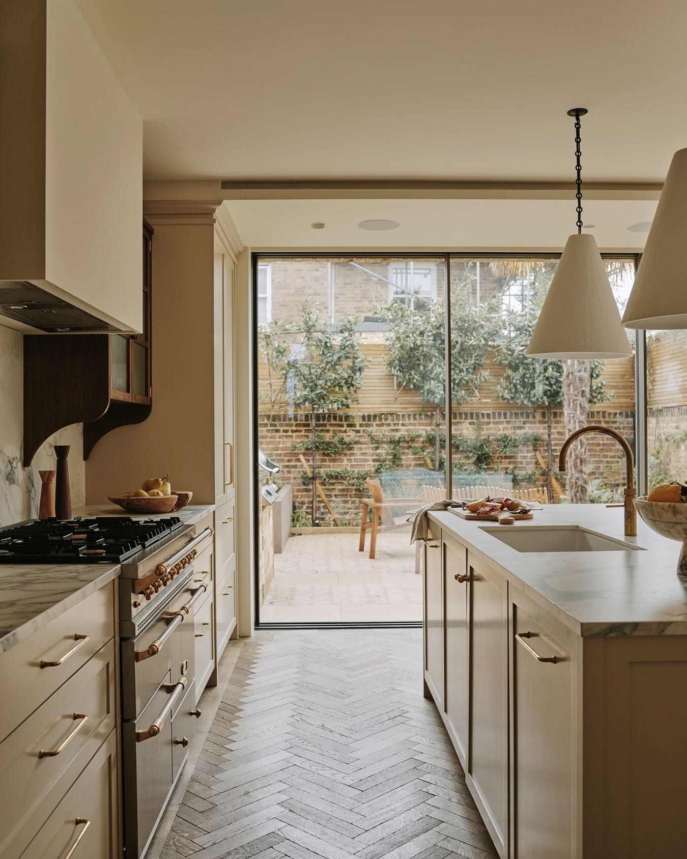 20 stylish kitchen island designs that y'll love 2025