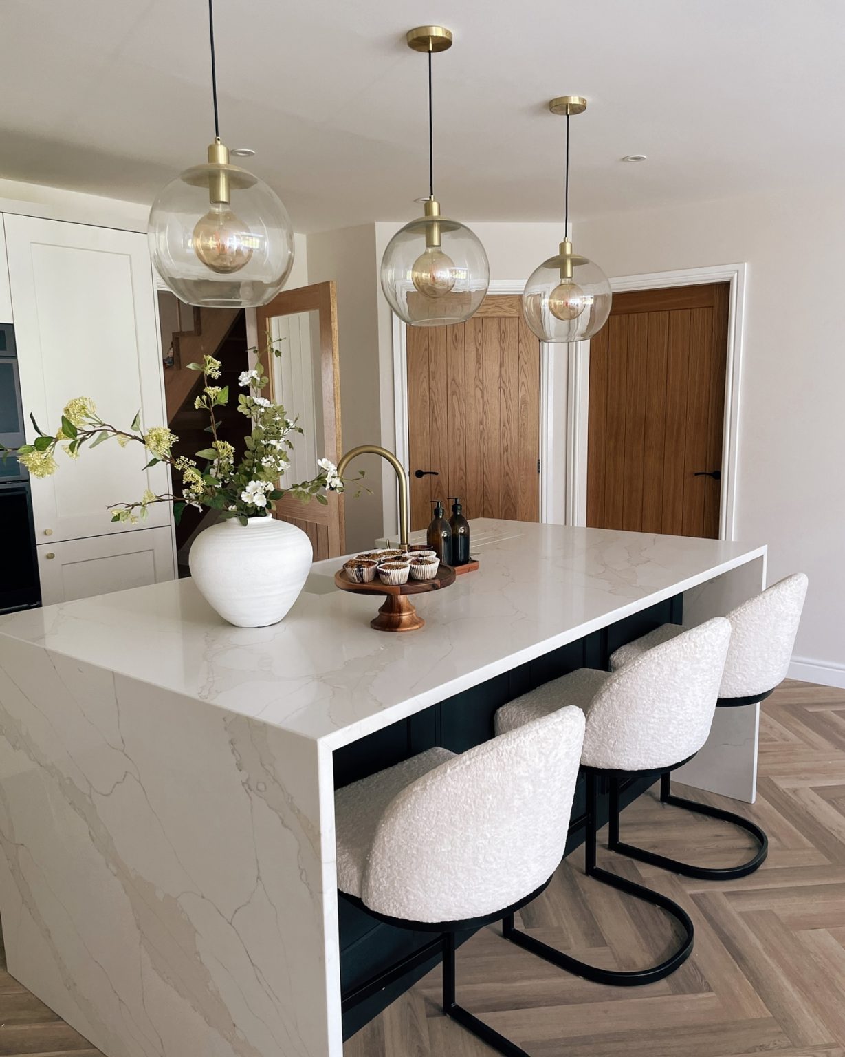 20 stylish kitchen island designs that y'll love 2025