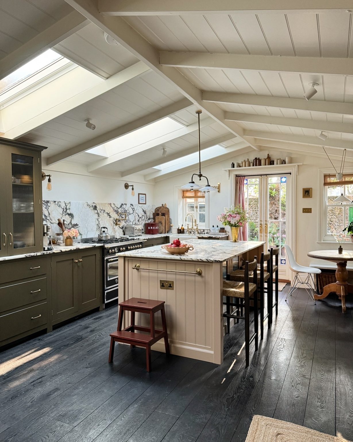 20 stylish kitchen island designs that y'll love 2025